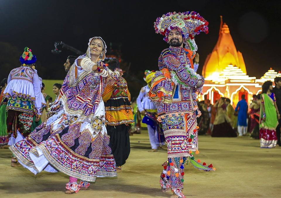 Live GCF Navli Navratri 2016: Day 3 Garba by Sameer Raval- Mana Raval ...